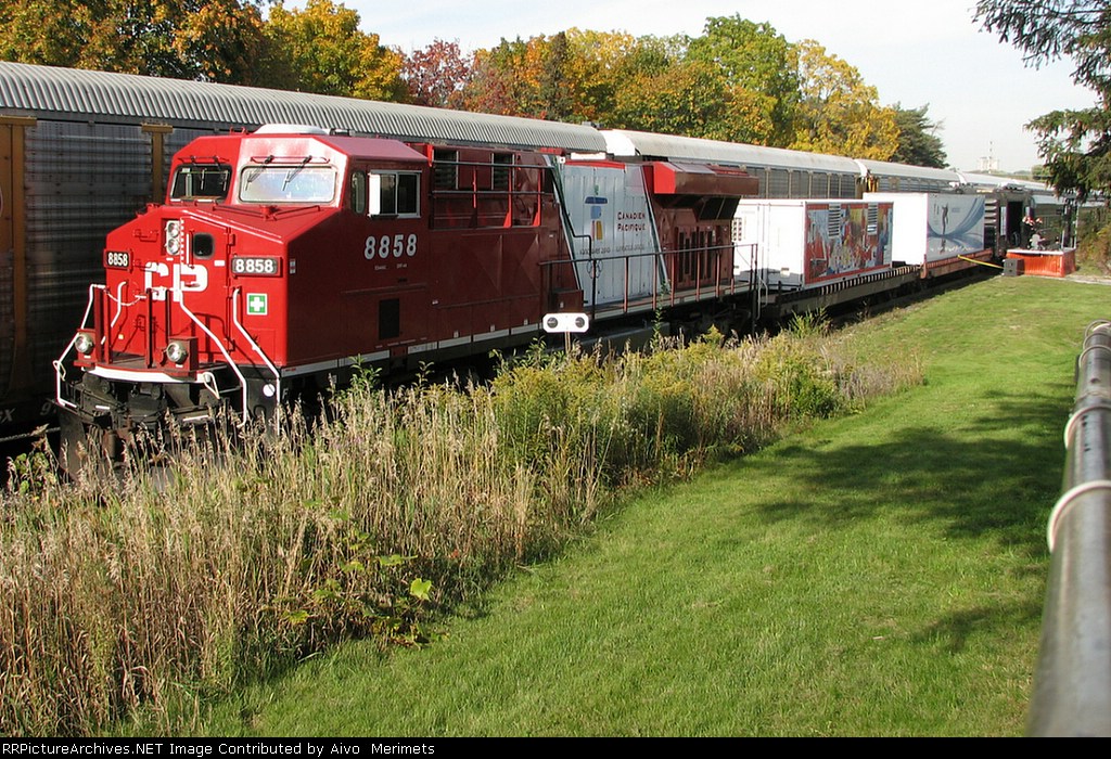 CP 8858 at Cooksville GO
